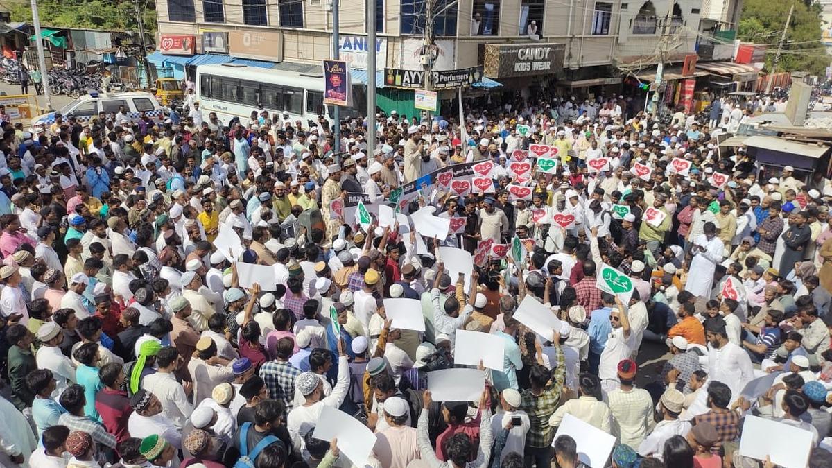 Hundreds stage protest demanding arrest of Nupur Sharma - The Hindu