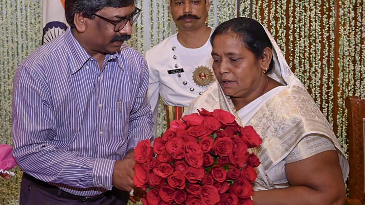 Jagarnath Mahto’s wife Baby Devi takes oath as Jharkhand Minister in ...