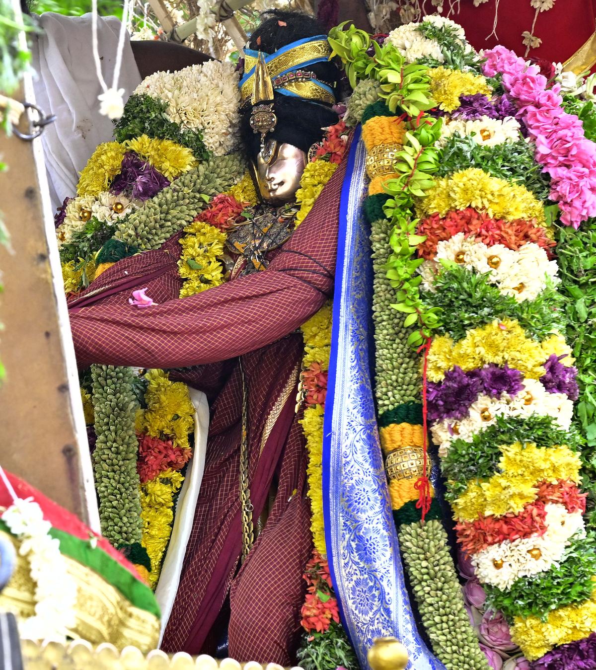 Lord Kallazhagar begins his journey back to Azhagarkoil on Poo ...