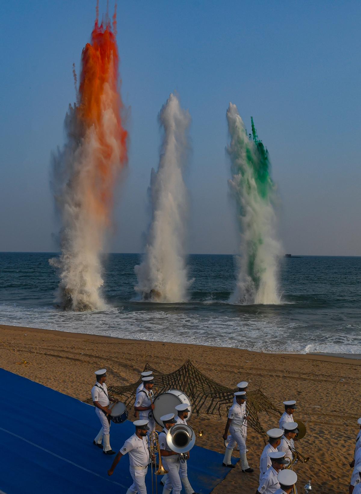 Indian Navy’s spectacular operational demonstration enthrals Vizagites ...