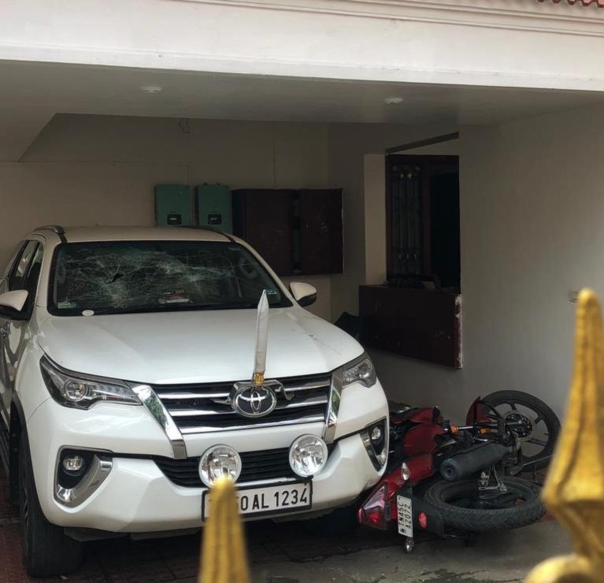 Infighting in DMK | T.N. Minister K.N. Nehru’s supporters stone MP Tiruchi Siva’s house, car ...