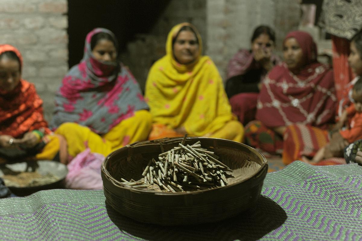 Dusk descends on the beedi rollers of Murshidabad - The Hindu