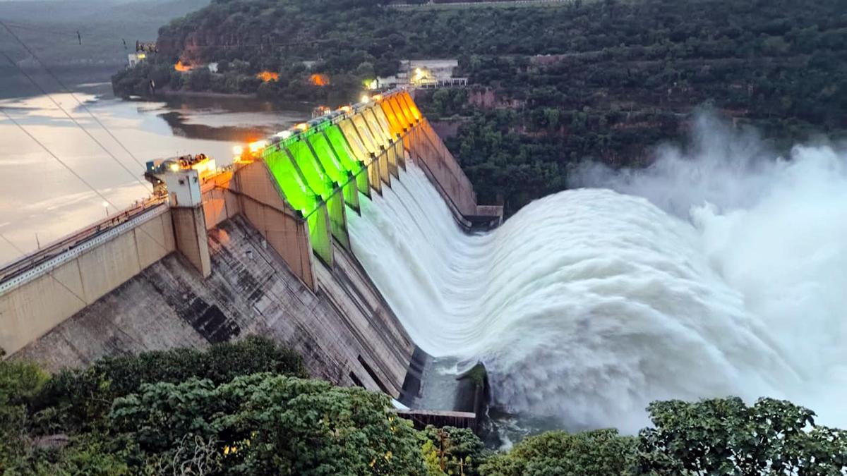 Tourists throng Srisailam as dam opens gates - The Hindu