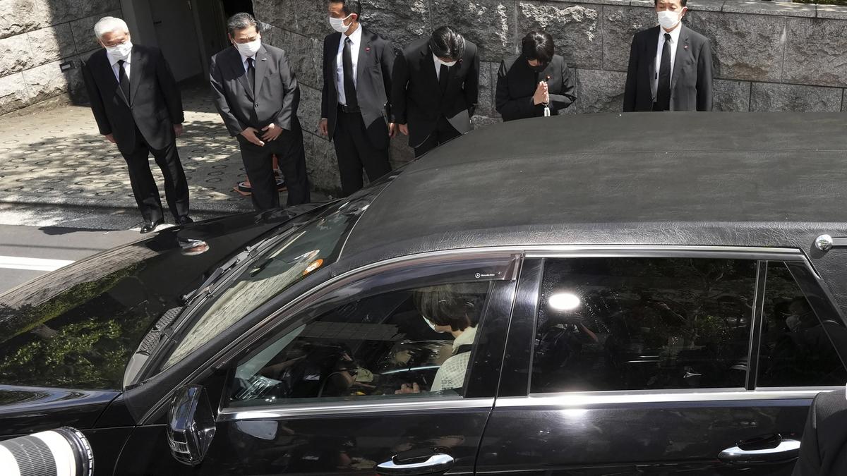 Shinzo Abe's body arrives in Tokyo as Japan mourns death of former ...