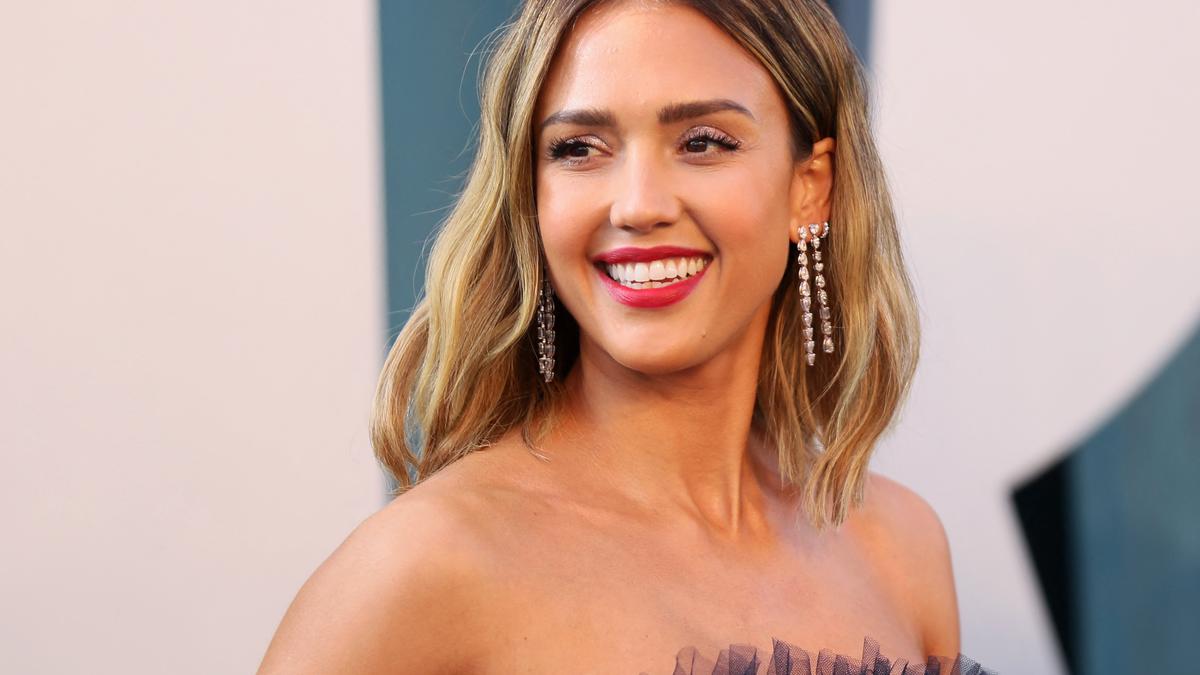 Jessica Alba to star in, produce Netflix series 'Confessions On the 7: ...