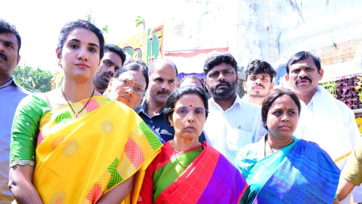 Bhuvaneswari prays at Tirumala temple ahead of ‘Nijam Gelavali’ yatra ...