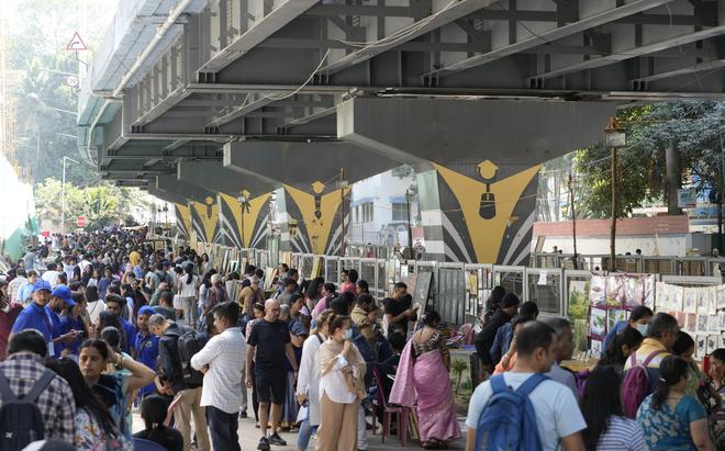 Art unites all at a packed Chitra Santhe - The Hindu