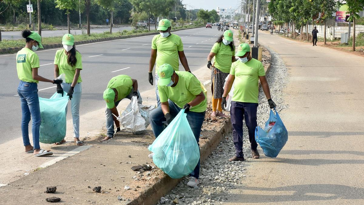 CII’s clean-plastic drive conducted along ORR in Mysuru - The Hindu