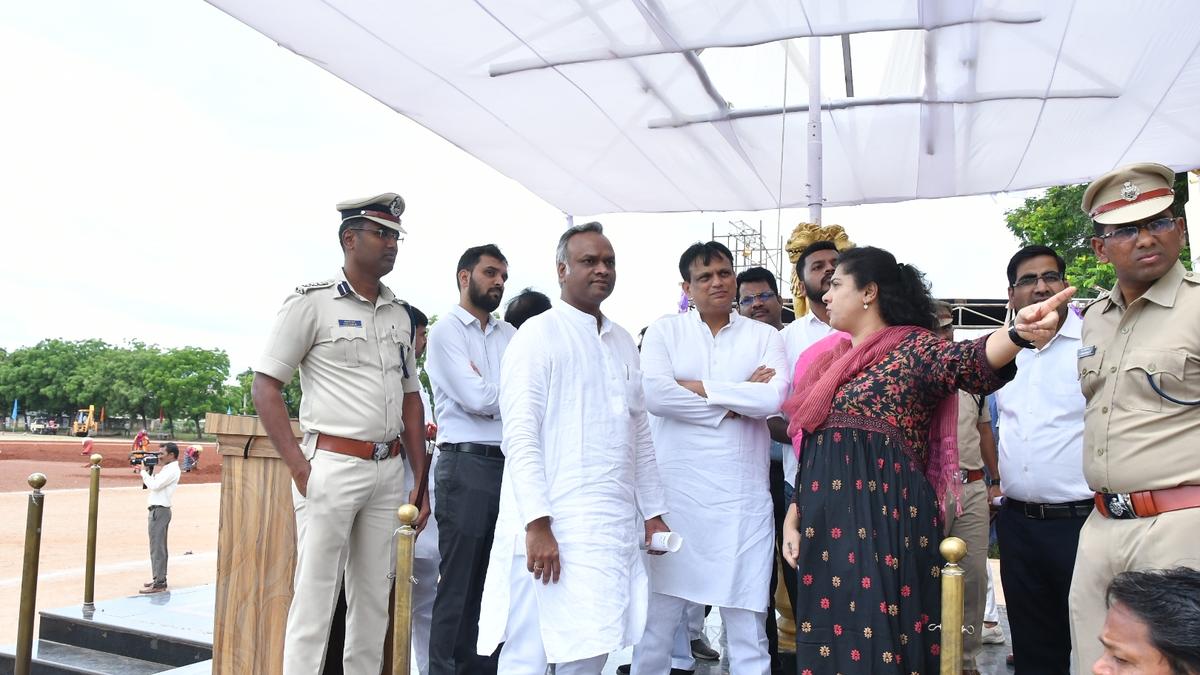 Priyank Kharge inspects Chief Minister Siddaramaiah’s programme venues - The Hindu