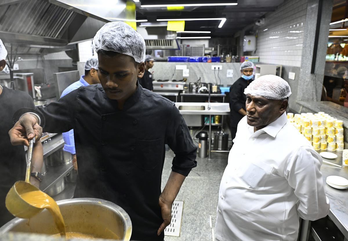 Cafe Niloufer in Hyderabad is India’s largest tea cafe - The Hindu