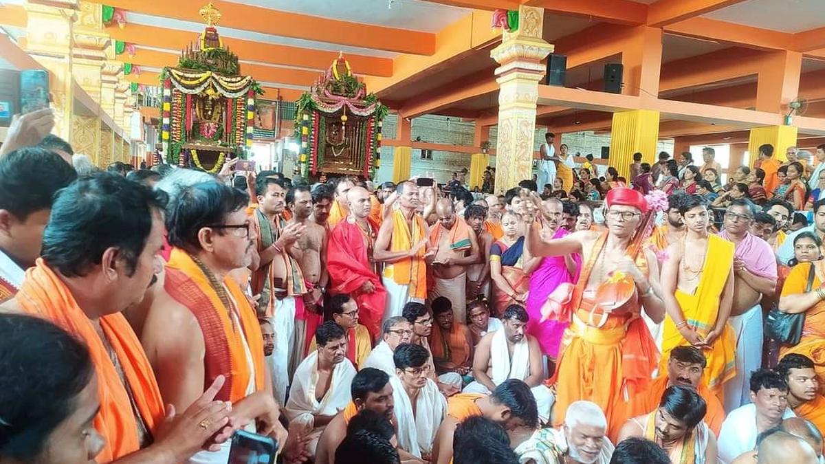 Car festival, among others, major attraction at Malkhed - The Hindu