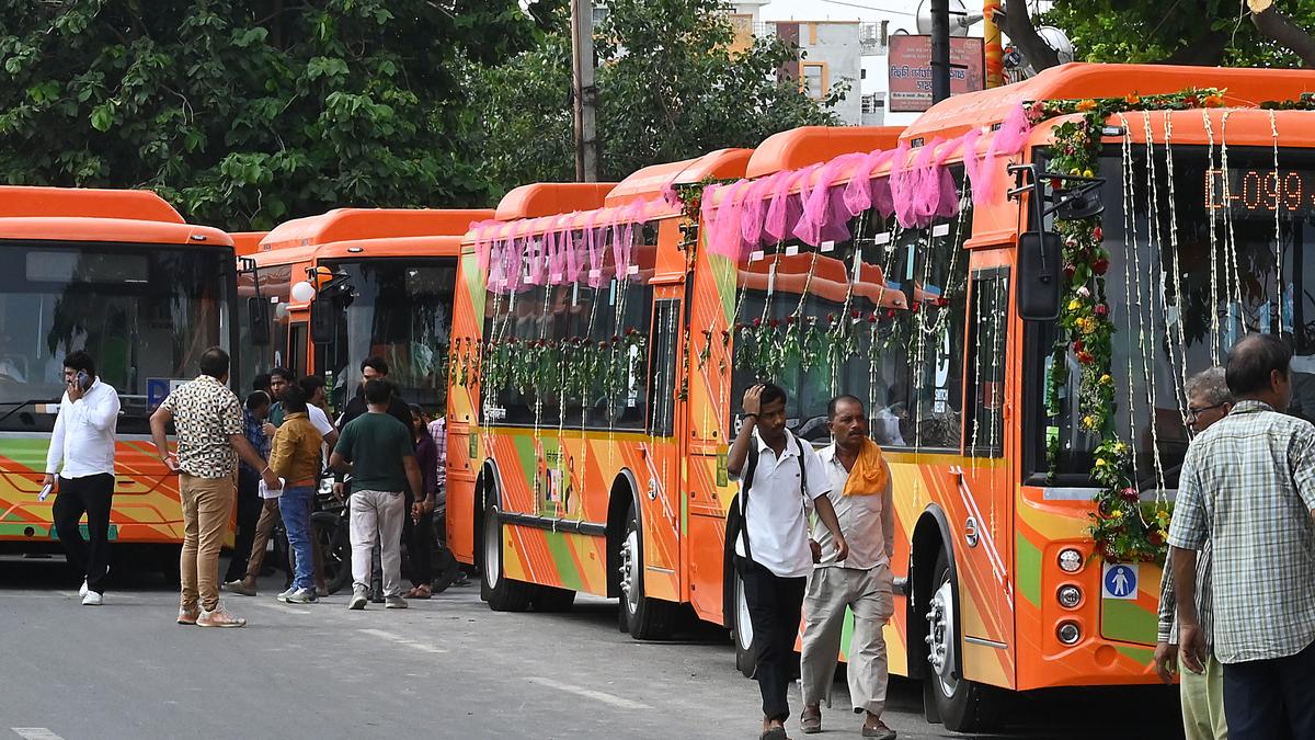 Trans-Yamuna to get 219 DEVi buses on 18 routes - The Hindu