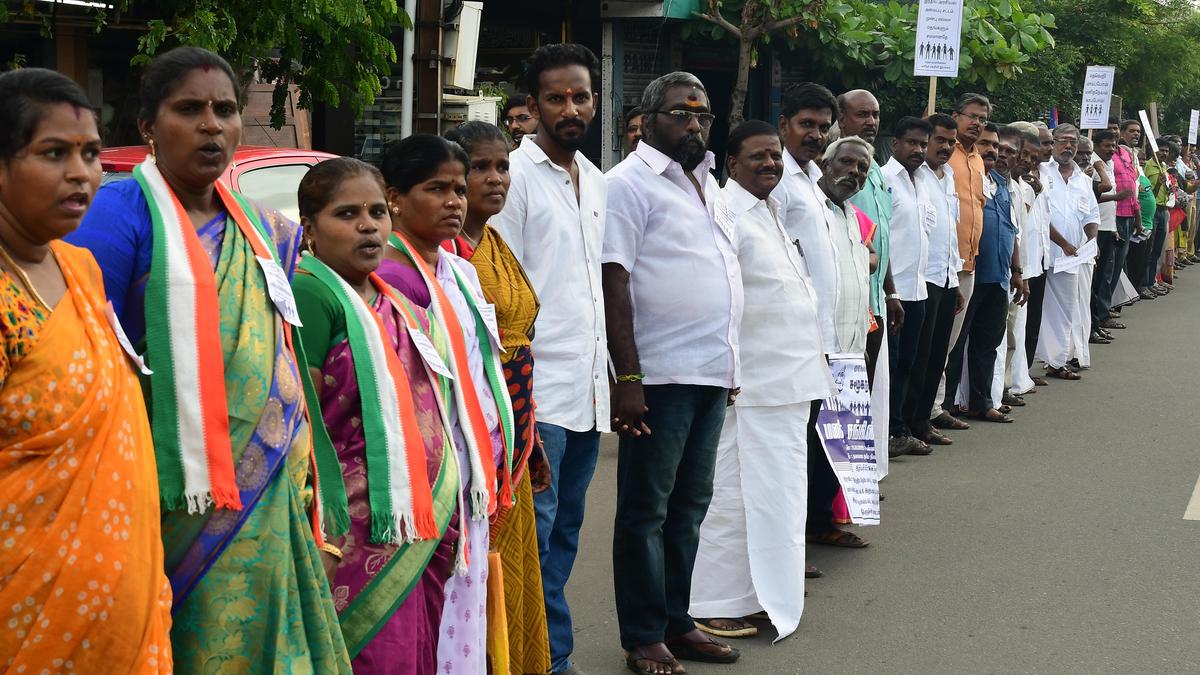 Human chain formed in Tiruchi region emphasising social harmony - The Hindu