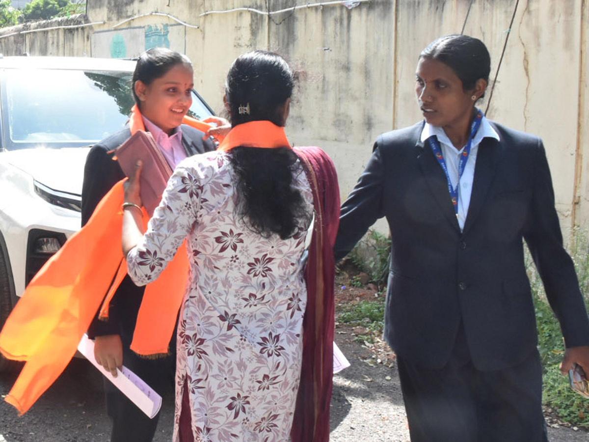 Hijab ban rollback: Sri Rama Sene distributes saffron shawls to college ...