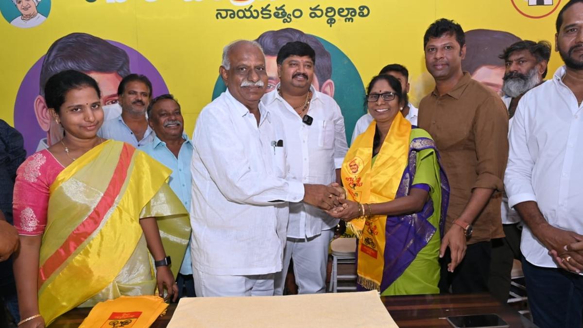 Setback for YSRCP as Chittoor mayor, deputy mayor, 23 corporators join ...