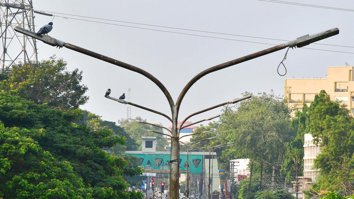Faulty street lights on Mettupalayam road in Coimbatore pose risk to ...