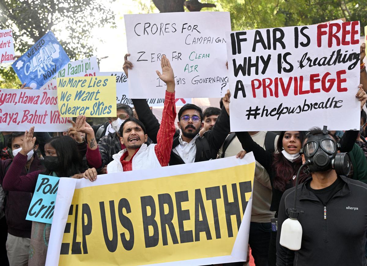 Delhi pollution crisis: Residents, students stage protest at Jantar ...
