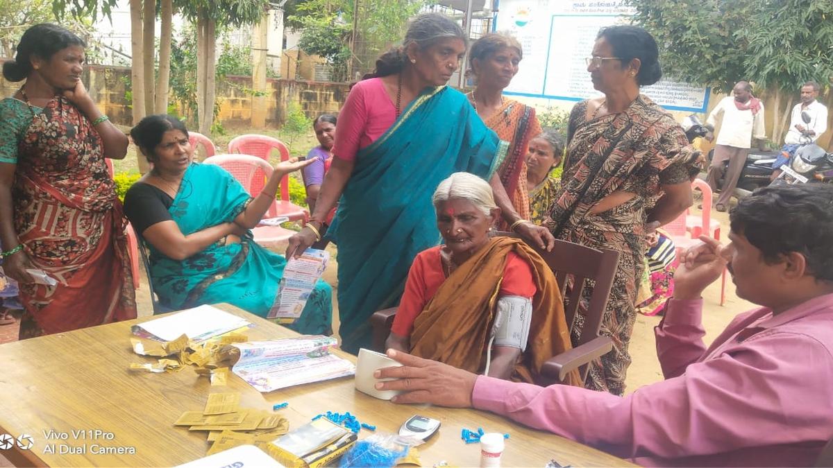 Health camp for workers - The Hindu