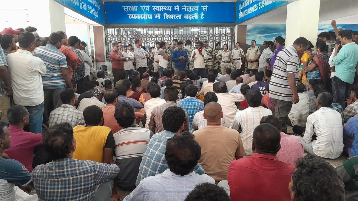 Thousands of sacked contract workers lay siege to Visakhapatnam Steel Plant office - The Hindu