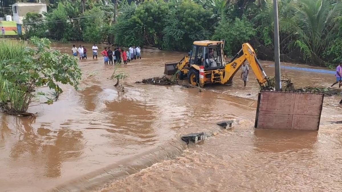 Heavy rain lashes Erode, Salem, Namakkal districts, rainwater enters ...