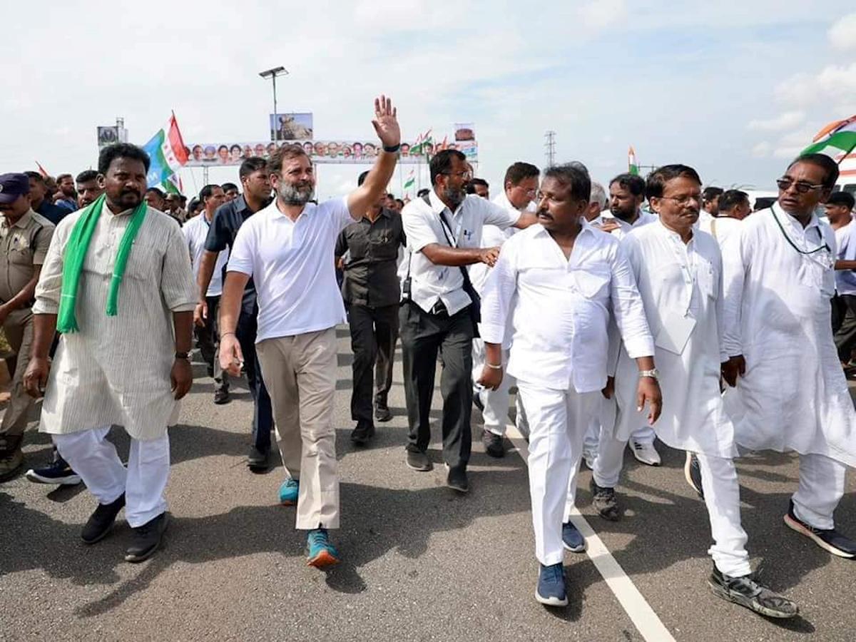 Tumultuous welcome to Rahul Gandhi’s Bharat Jodo Yatra in Anantapur - The Hindu