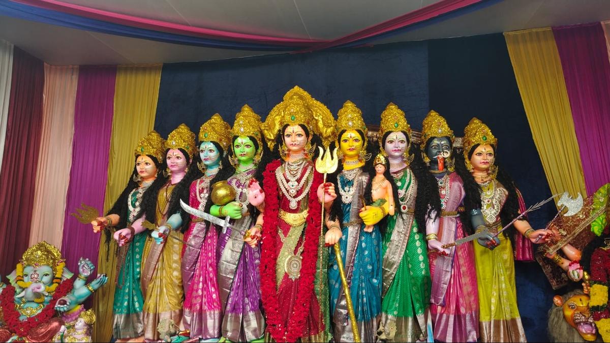 Devotees throng Durga pandals in Vizianagaram - The Hindu
