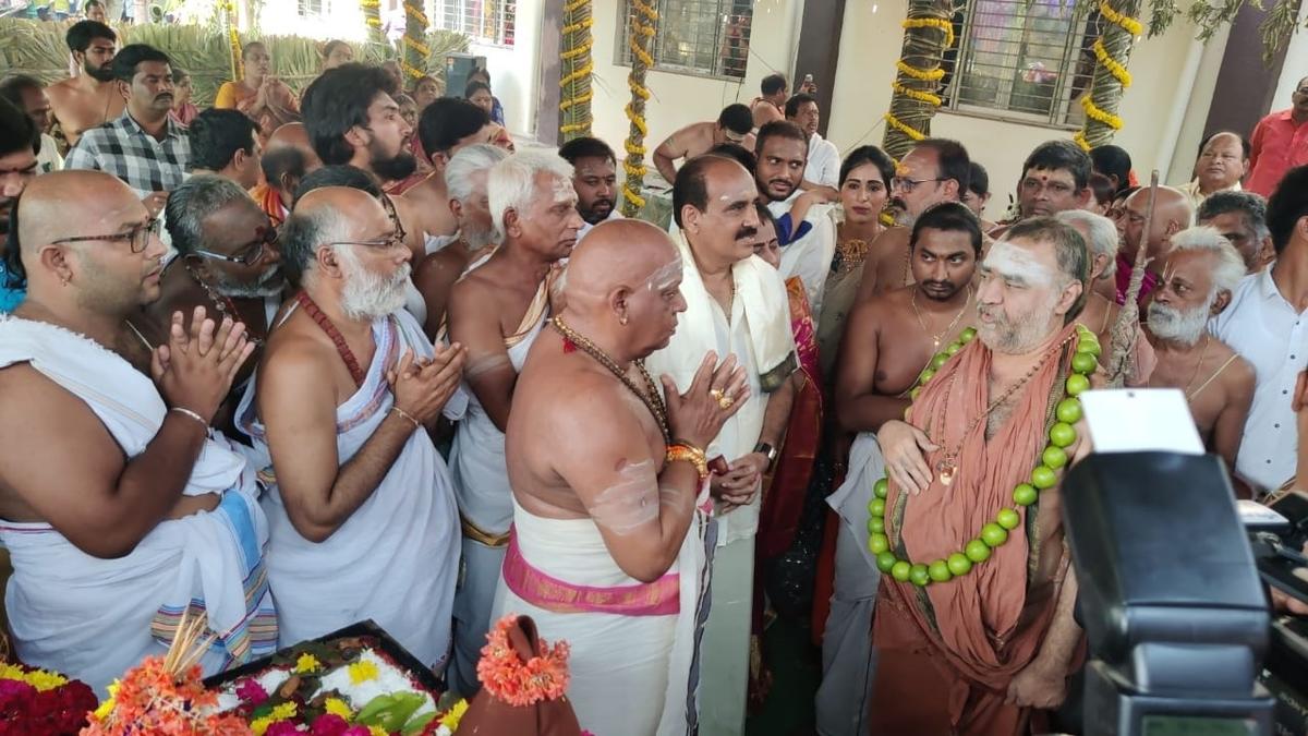 Kanchi Sankaracharya concludes Raja Shyamala Yagam in Ongole - The Hindu
