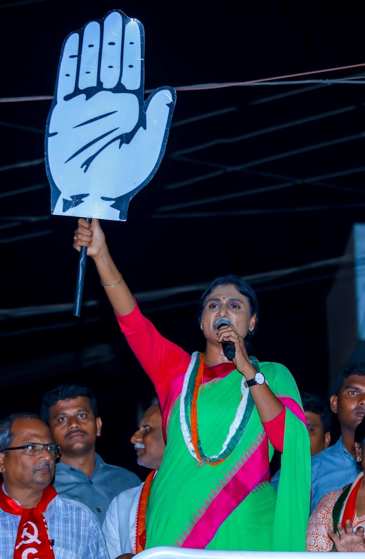 Jibes and jeers mark wordy duel between Y.S. Sharmila and Jagan - The Hindu