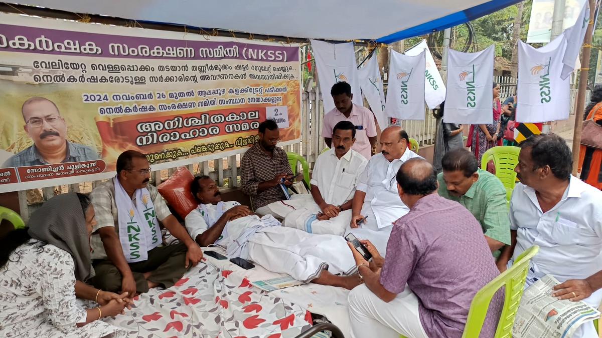 Paddy farmers’ hunger strike completes two days - The Hindu