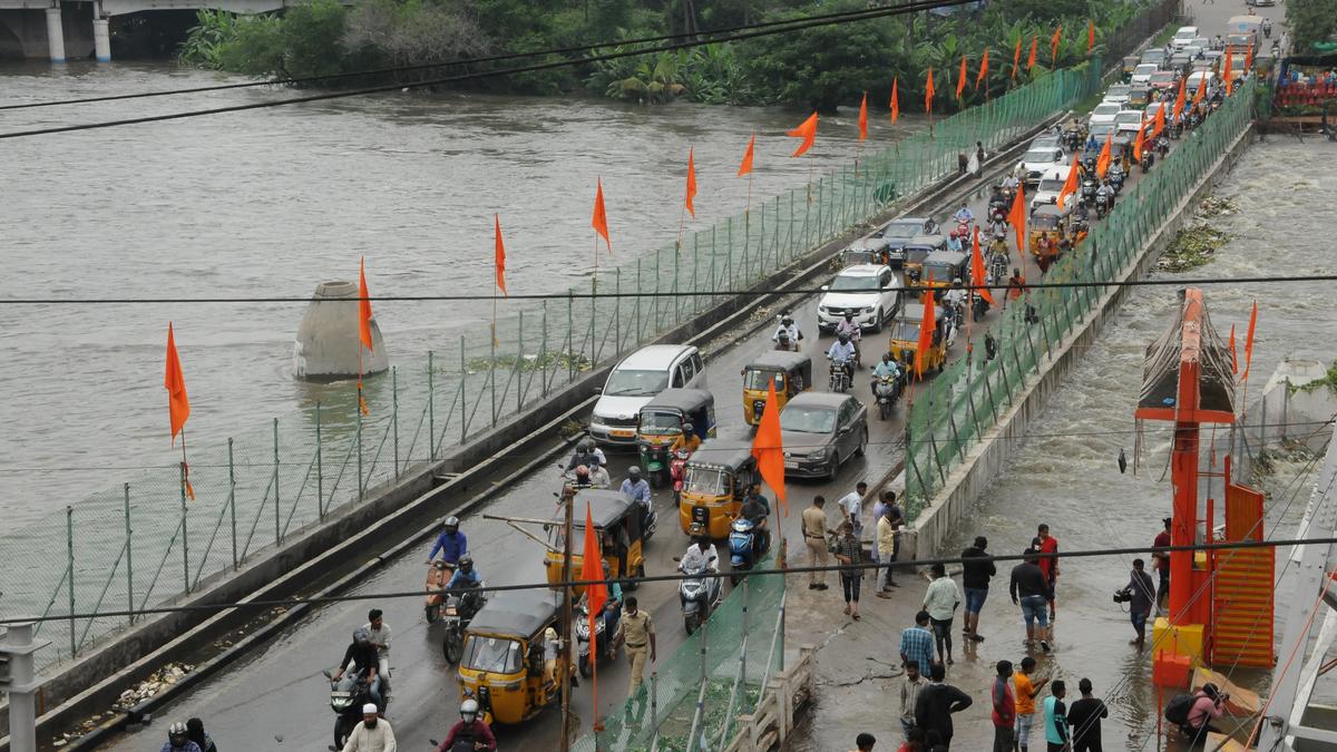 Bridge closure in Hyderabad chokes traffic - The Hindu