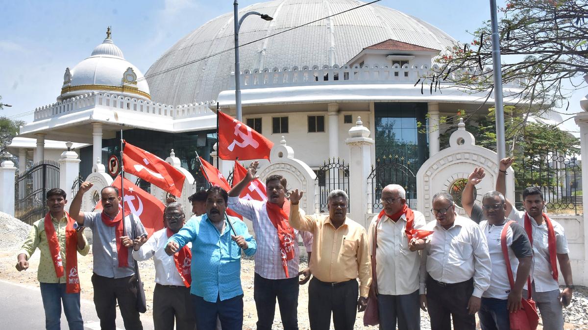 CPI(M) members stage protest - The Hindu