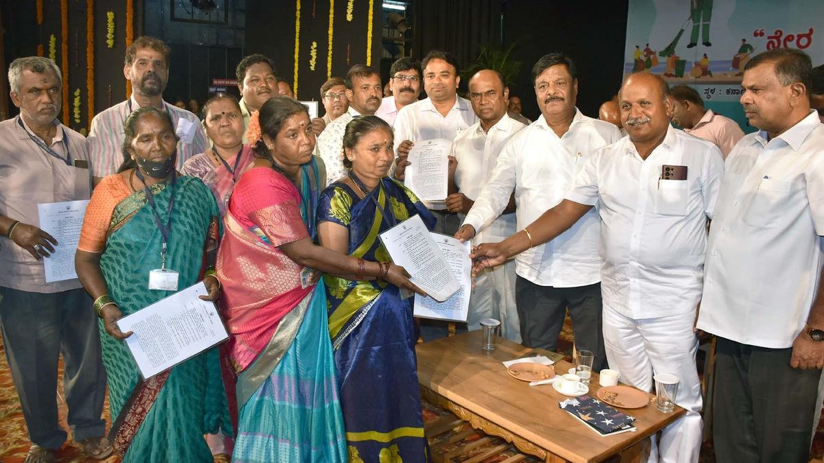 Mahadevappa hands over appointment orders to 173 pourakarmikas in ...