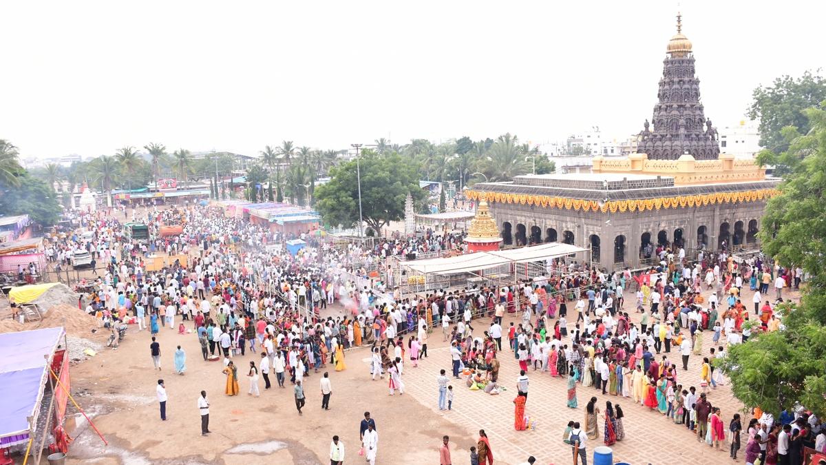 Devotees throng Sharanabasaveshwar temple on third Monday of ...