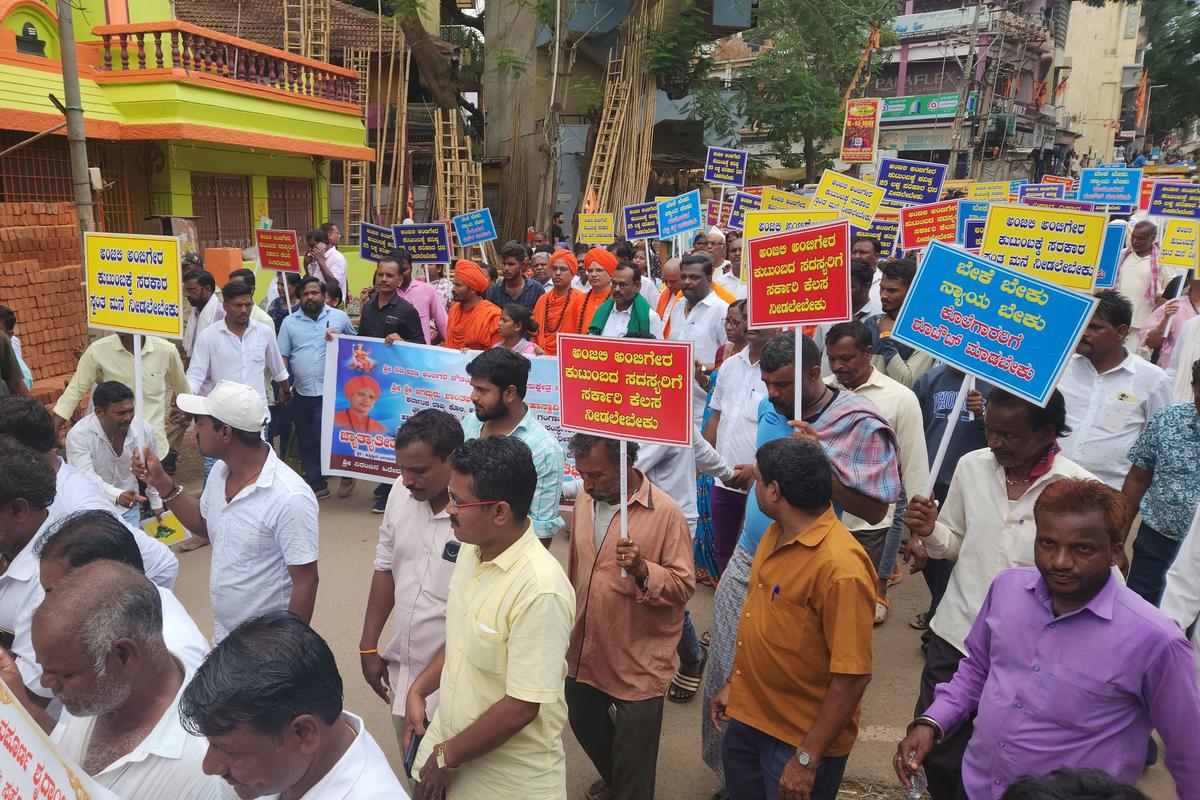 Huge protest in Hubballi over Anjali and Neha’s murders - The Hindu