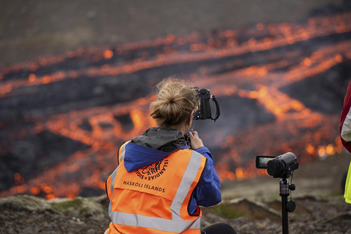 Volcano begins erupting in an uninhabited valley in southwest Iceland ...