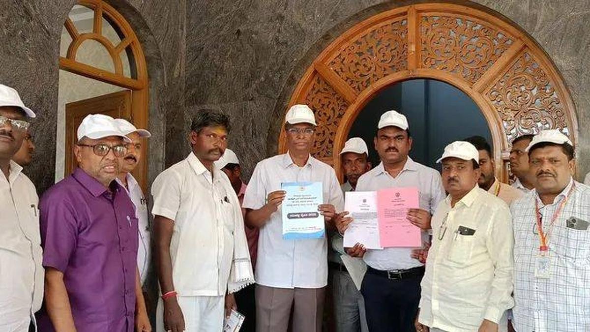 Satish Jarkiholi launches Scheduled Castes sub-castes survey - The Hindu