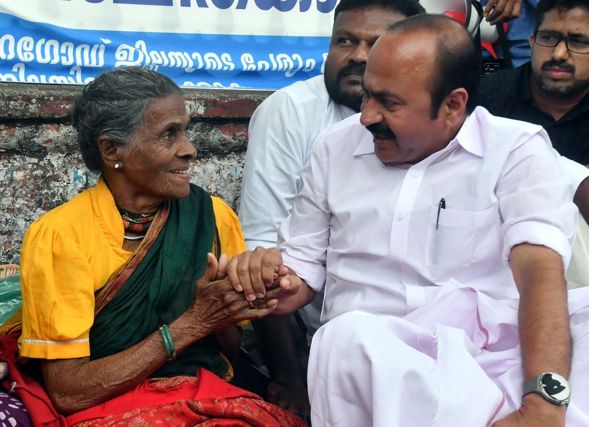 Opposition leader Satheesan visits Daya Bai at endosulfan protest site ...