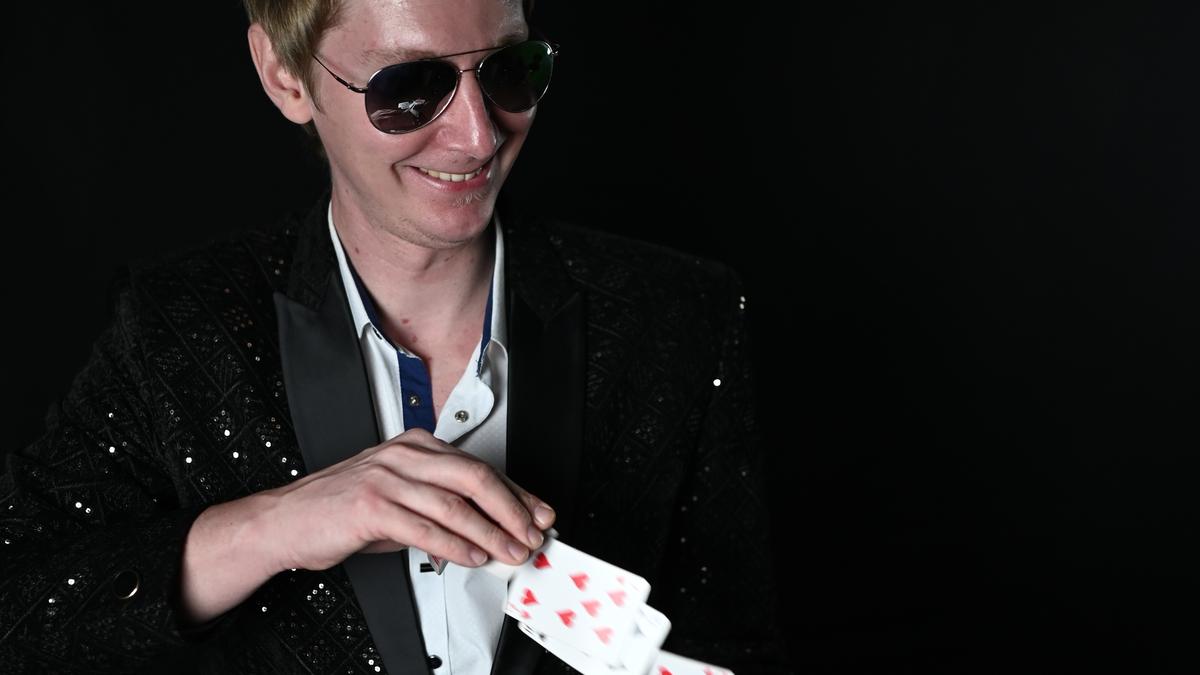 Watch | Learn DIY magic tricks from Russian magician Alex Black - The Hindu