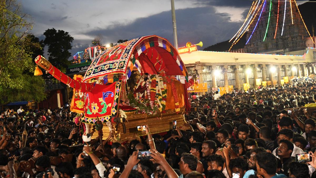 Lord Kallazhagar embarks on his journey to Madurai - The Hindu
