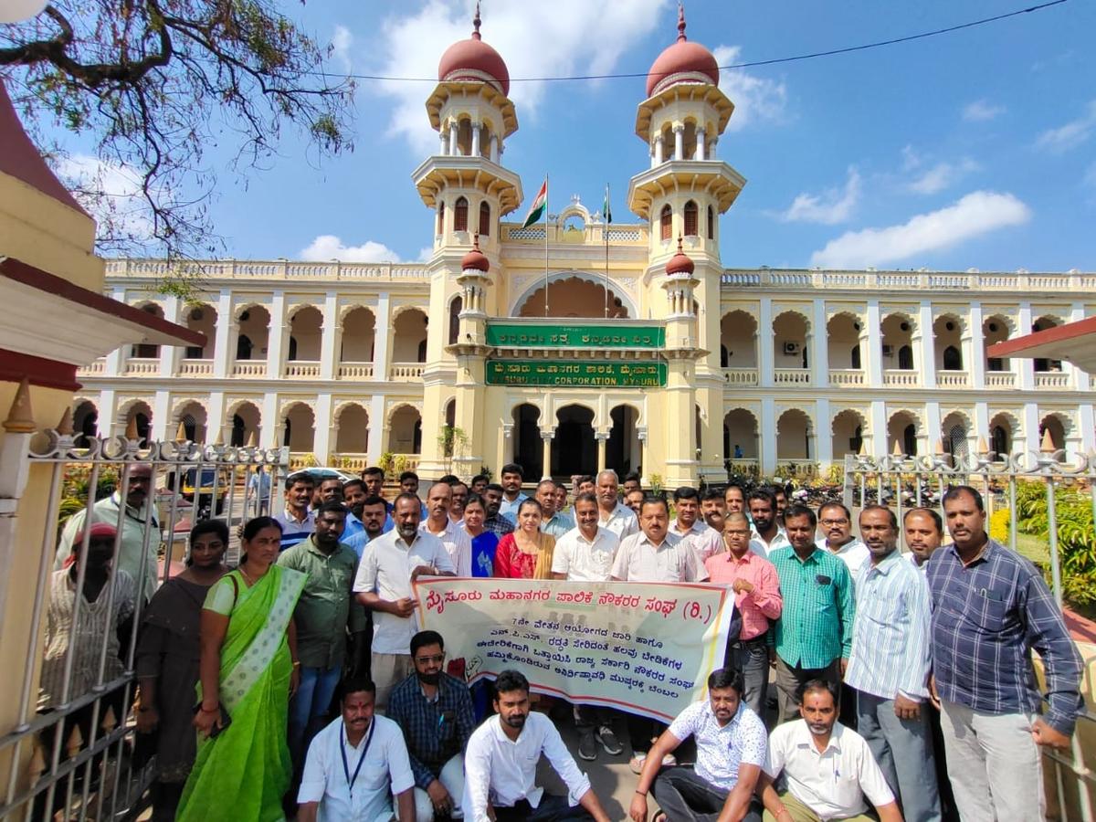 Agitating employees withdraw strike after Karnataka government offers ...