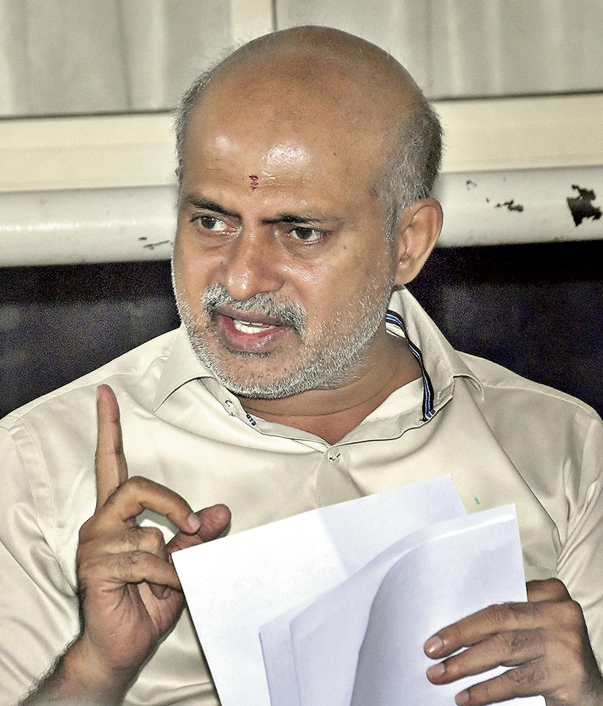 S.R. Mahesh files defamation case against IAS officer Rohini Sindhuri - The Hindu