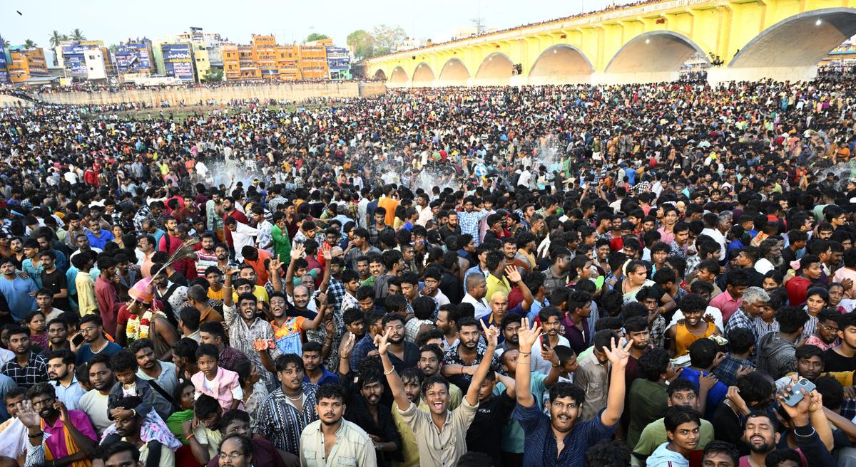 Chithirai festival | Sea of devotees gather at Madurai’s Vaigai river ...