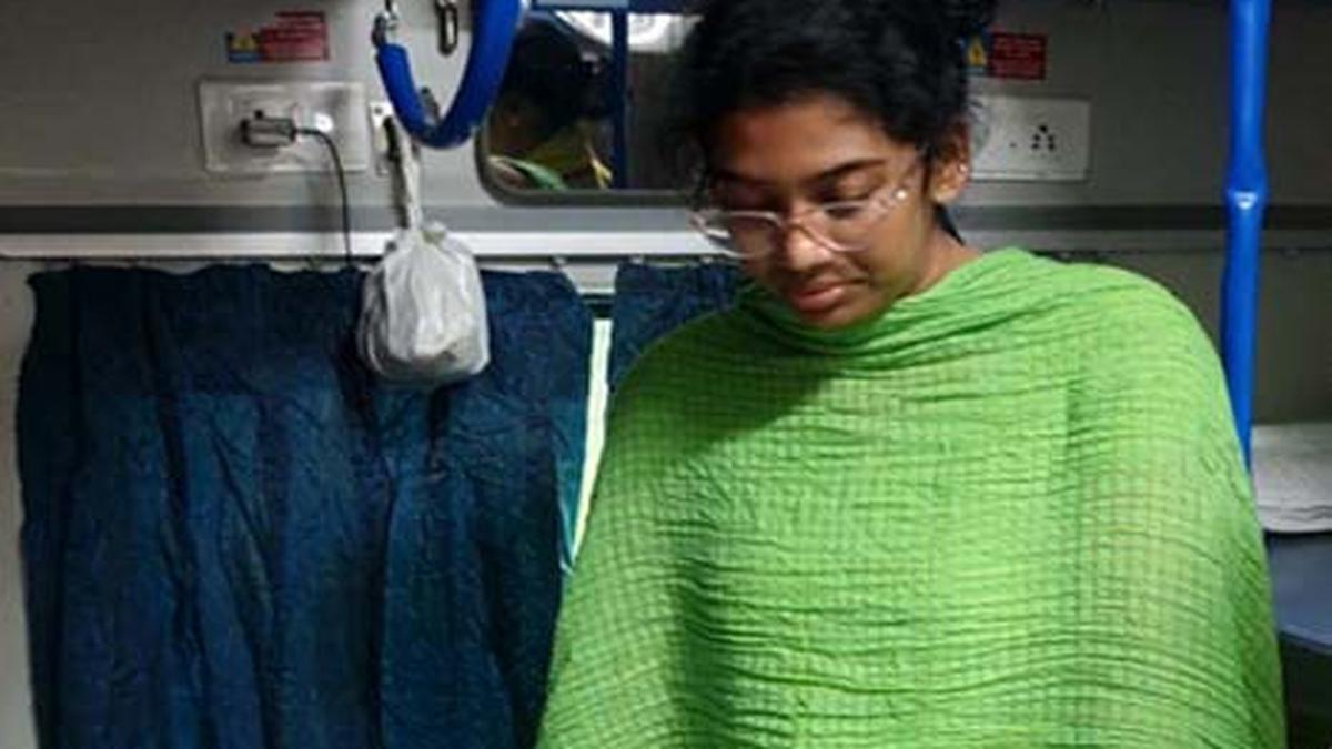 House surgeon helps pregnant woman deliver in a moving train - The Hindu