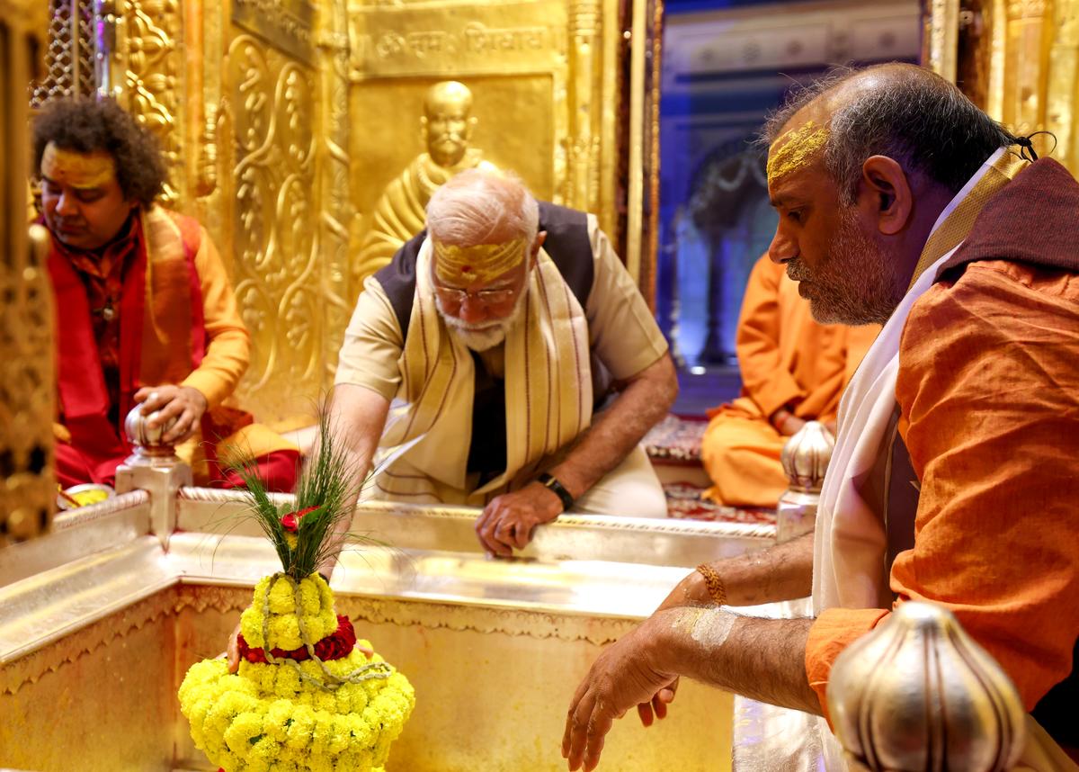 PM Modi arrives in Varanasi, takes out roadshow - The Hindu