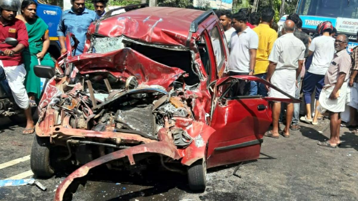 Four killed as car collides with bus in Thrissur - The Hindu