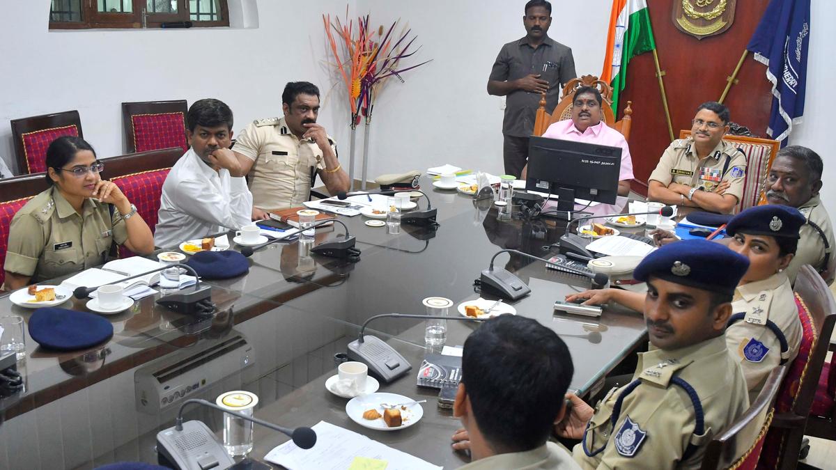 Home Minister directs police to step up night patrolling - The Hindu