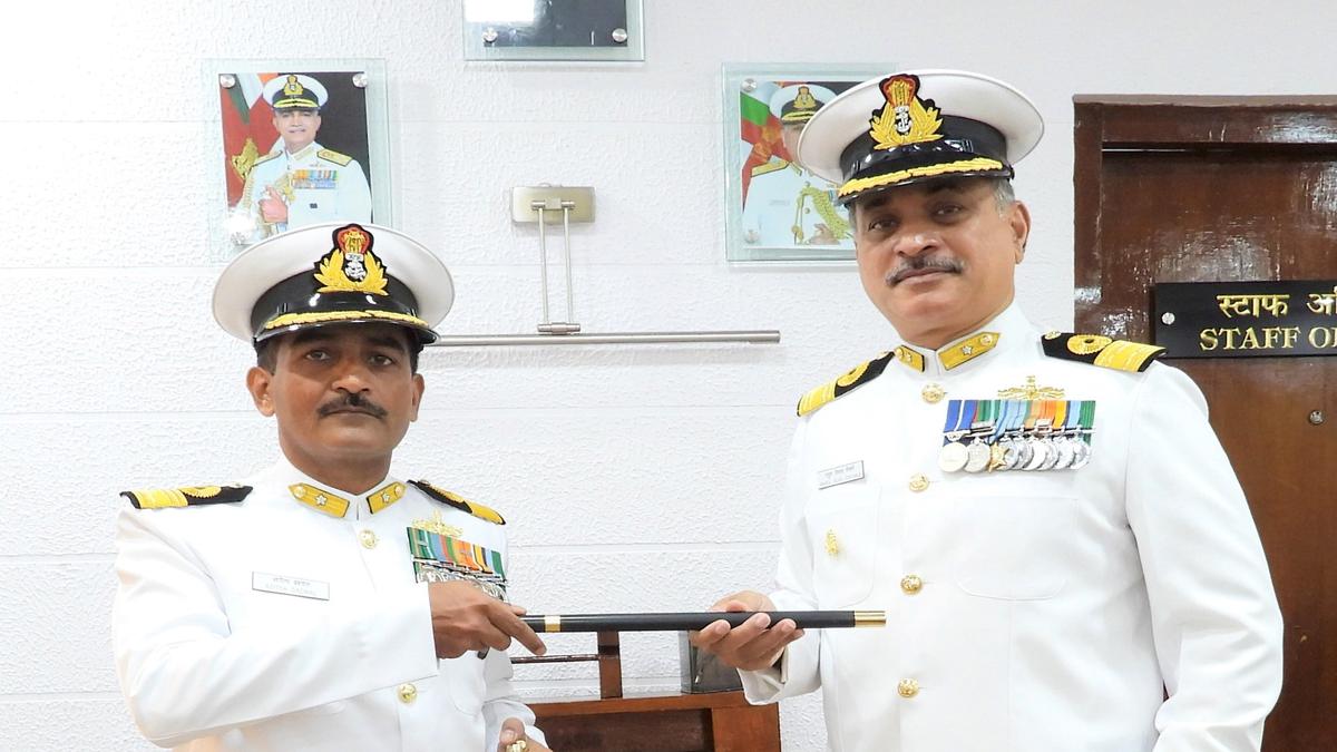 Commodore A.S. Dadwal takes over command of INS Circars - The Hindu
