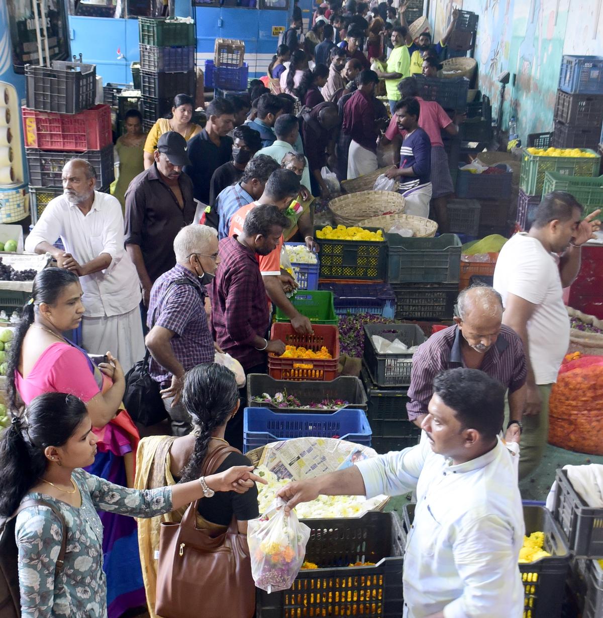 Kozhikode abuzz with last-minute Onam rush - The Hindu