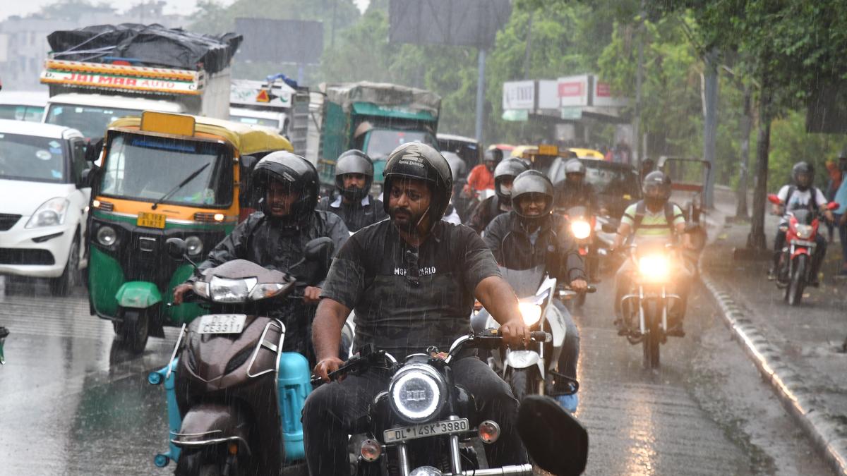 Heavy rain in Delhi leads to traffic snarls, waterlogging in several areas - The Hindu