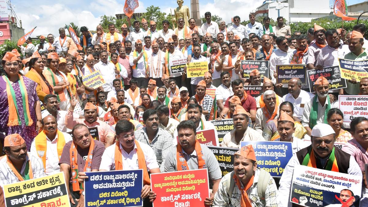 BJP activists stage protest against Congress - The Hindu